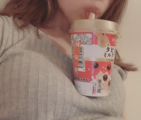 網上熱門嘅「放手飲珍奶」 有香港女子Ying_mika大擔挑戰