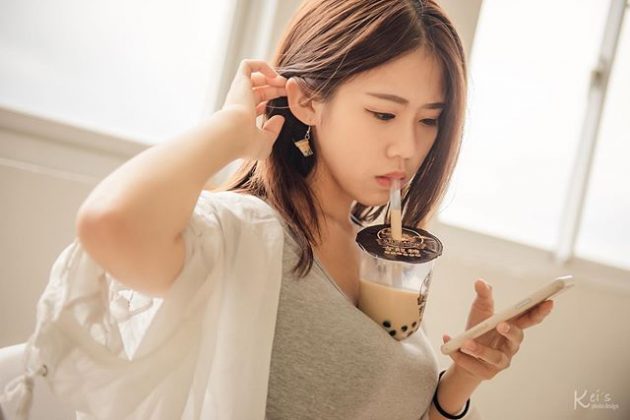 網上熱門嘅「放手飲珍奶」 有香港女子Ying_mika大擔挑戰 | Jdailyhk