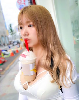 網上熱門嘅「放手飲珍奶」 有香港女子Ying_mika大擔挑戰 | Jdailyhk